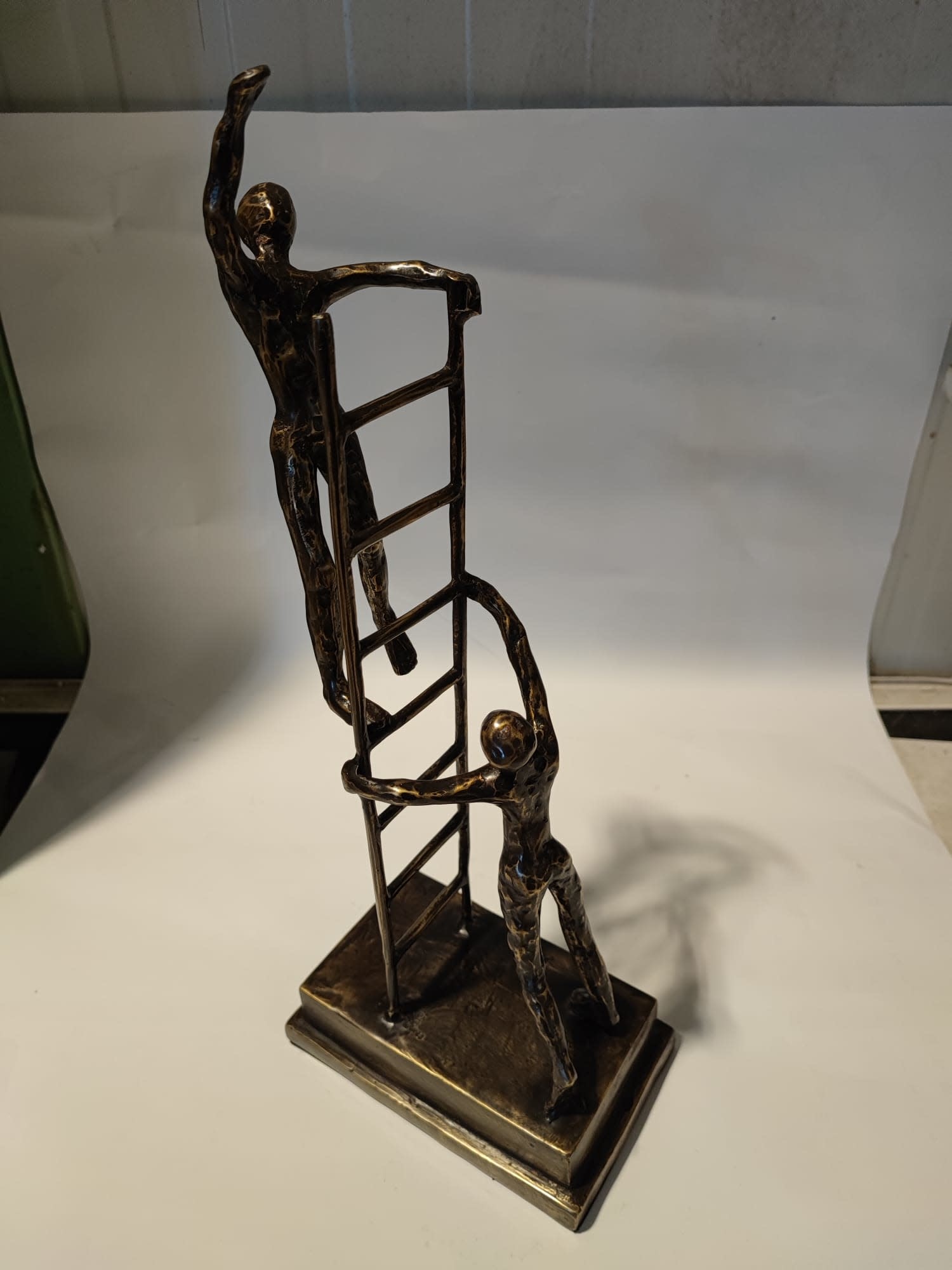 Bronze statue of 2 people pointing at a ladder - Eliassen.nl