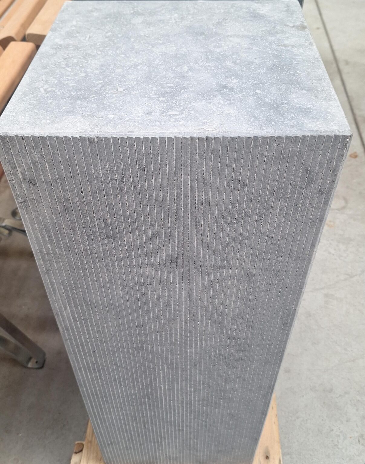 Grote collectie moderne en klassieke sokkels voor in de tuin