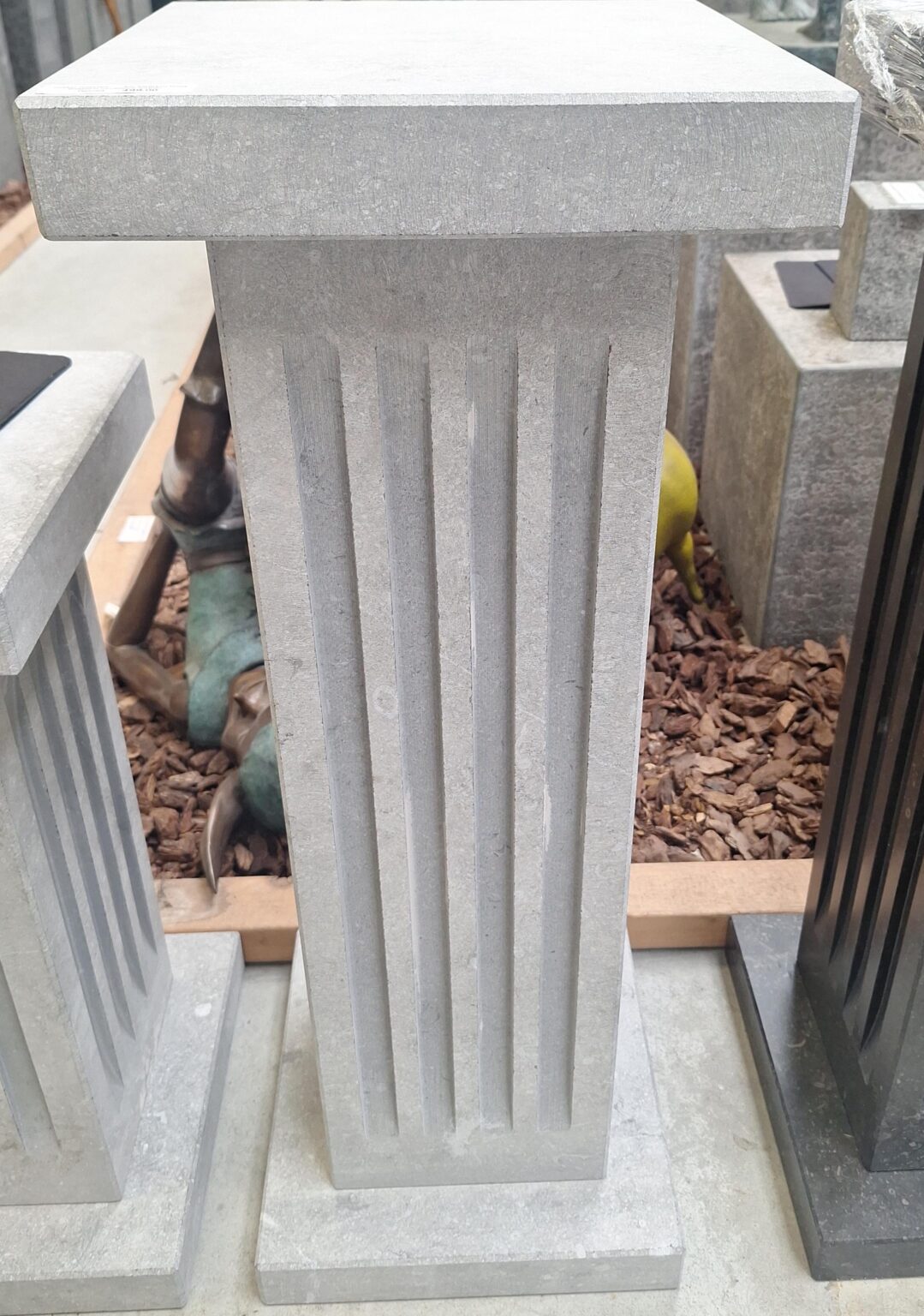 Große Auswahl an modernen und klassischen Sockeln für den Garten