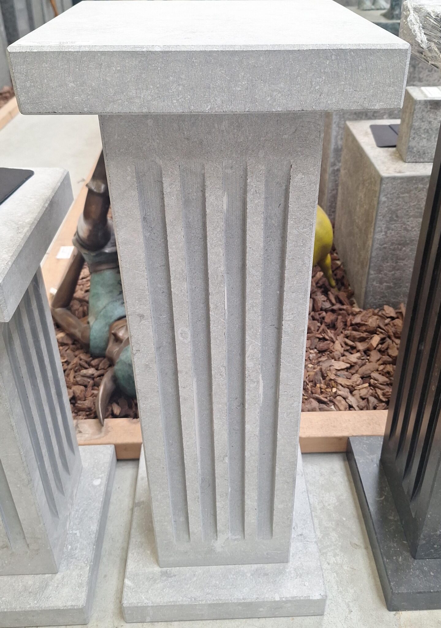 Grote collectie moderne en klassieke sokkels voor in de tuin