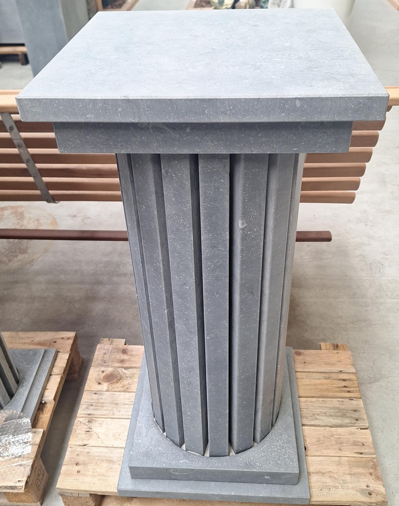 Grote collectie moderne en klassieke sokkels voor in de tuin