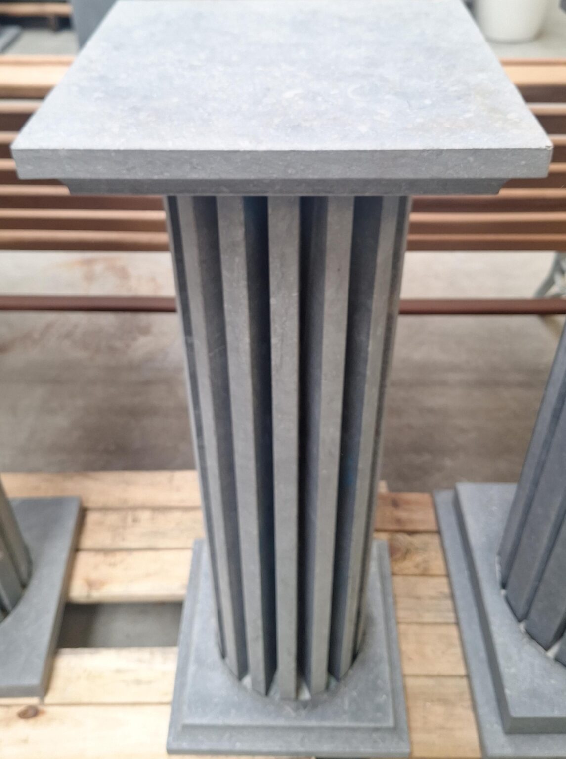 Grote collectie moderne en klassieke sokkels voor in de tuin