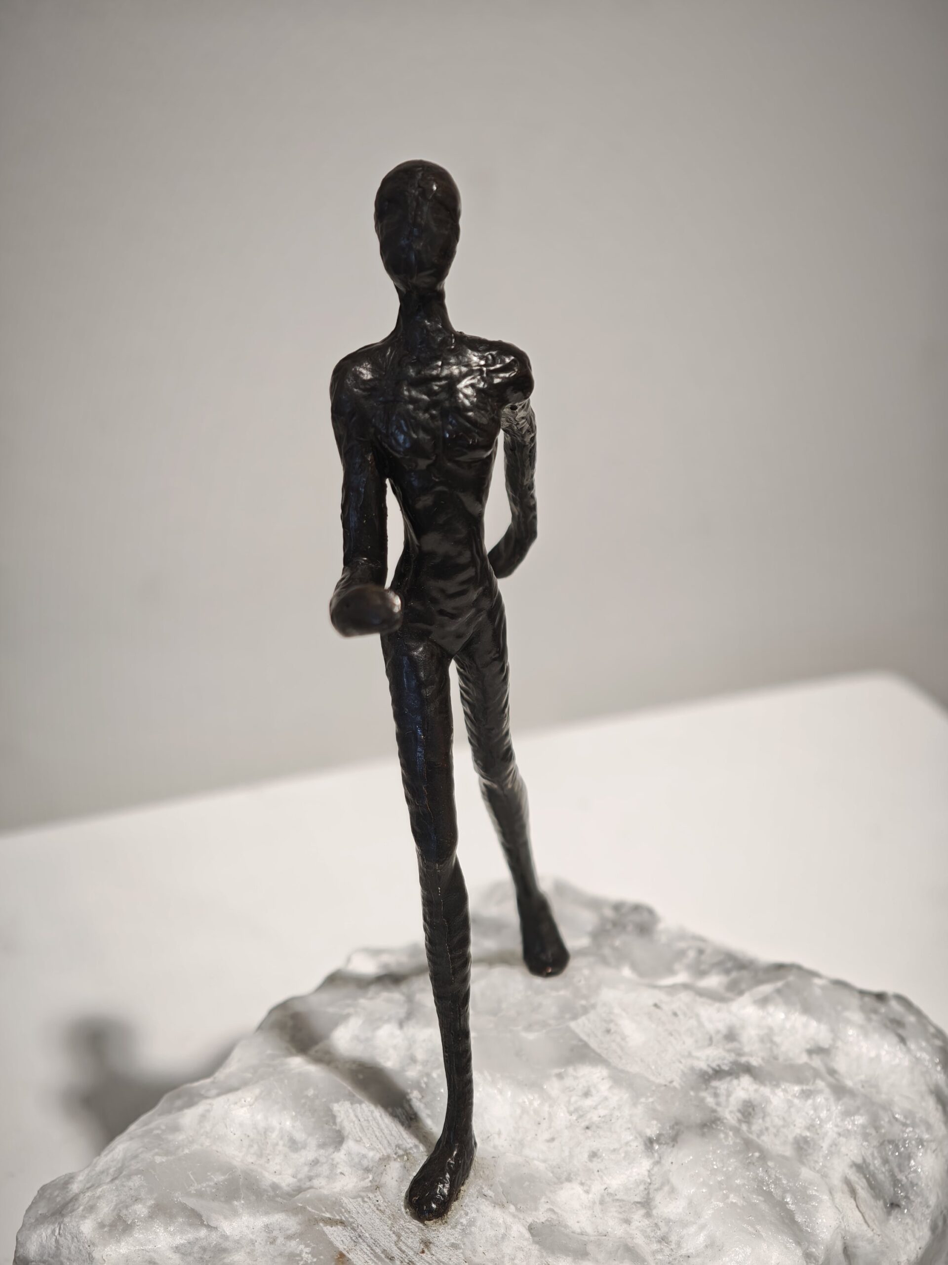 Beeld brons op steen Keep Going 17cm - Eliassen.nl